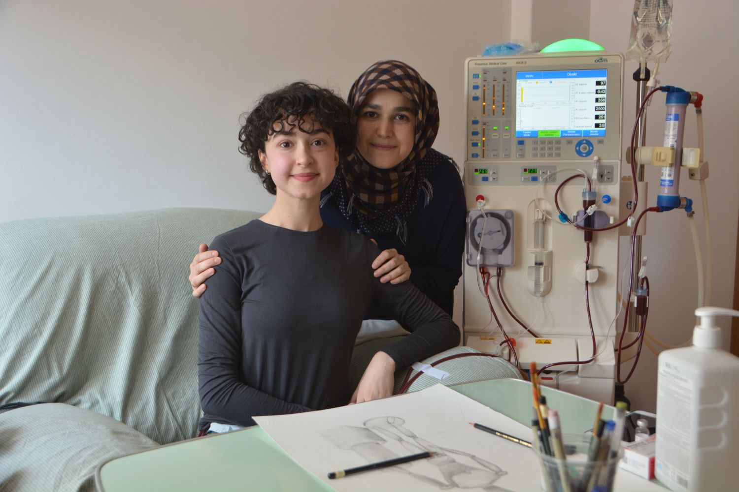 Egeli Munise’nin hayatı evde hemodiyaliz tedavisi ile değişti - Gündeme ...